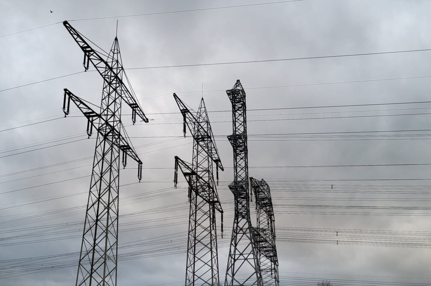 Efficient overhead line construction for safe power grids