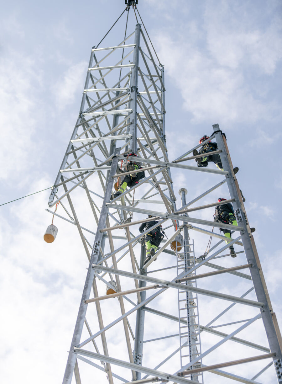Reliable mobile phone mast construction for strong connections